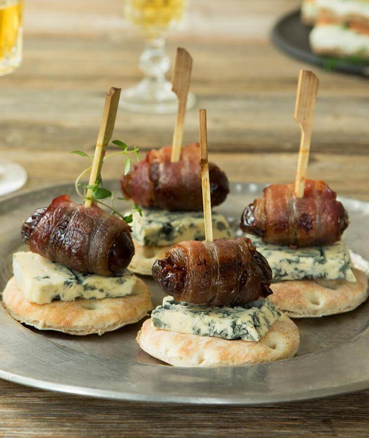 Kanapeer med baconlindade dadlar och blåmögelost | Polarbröd